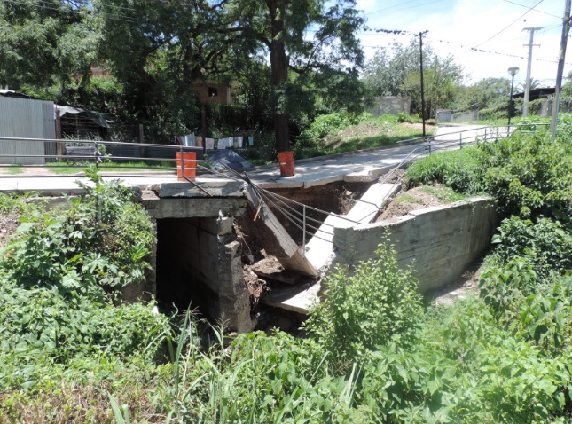 Puente derrumbado por temporal lleva días sin que se lo repare ...